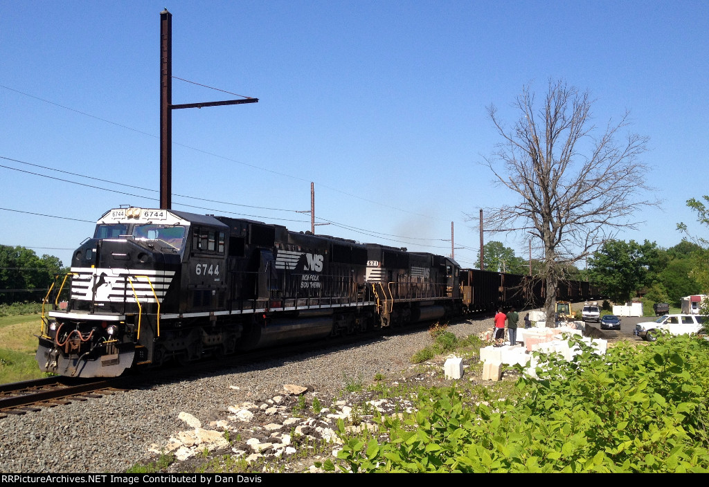 NS SD60M 6752 leads 521 R&N Coal Empties